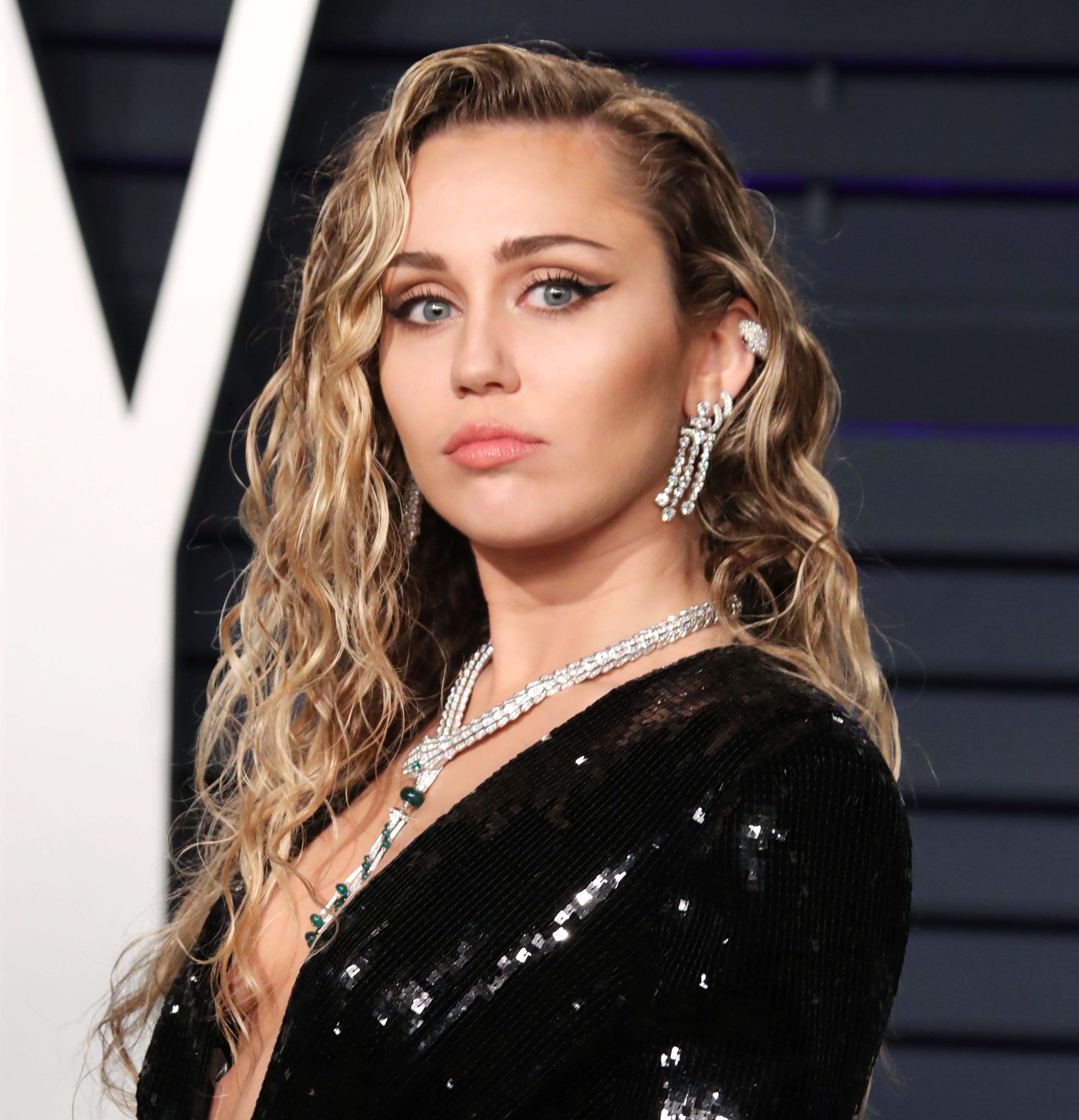 Miley Cyrus Is Putting Nostalgic Beauty Trends Back on the Map